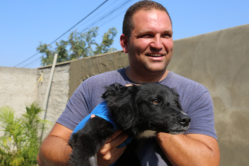 A Rio security guard and his rescue dog